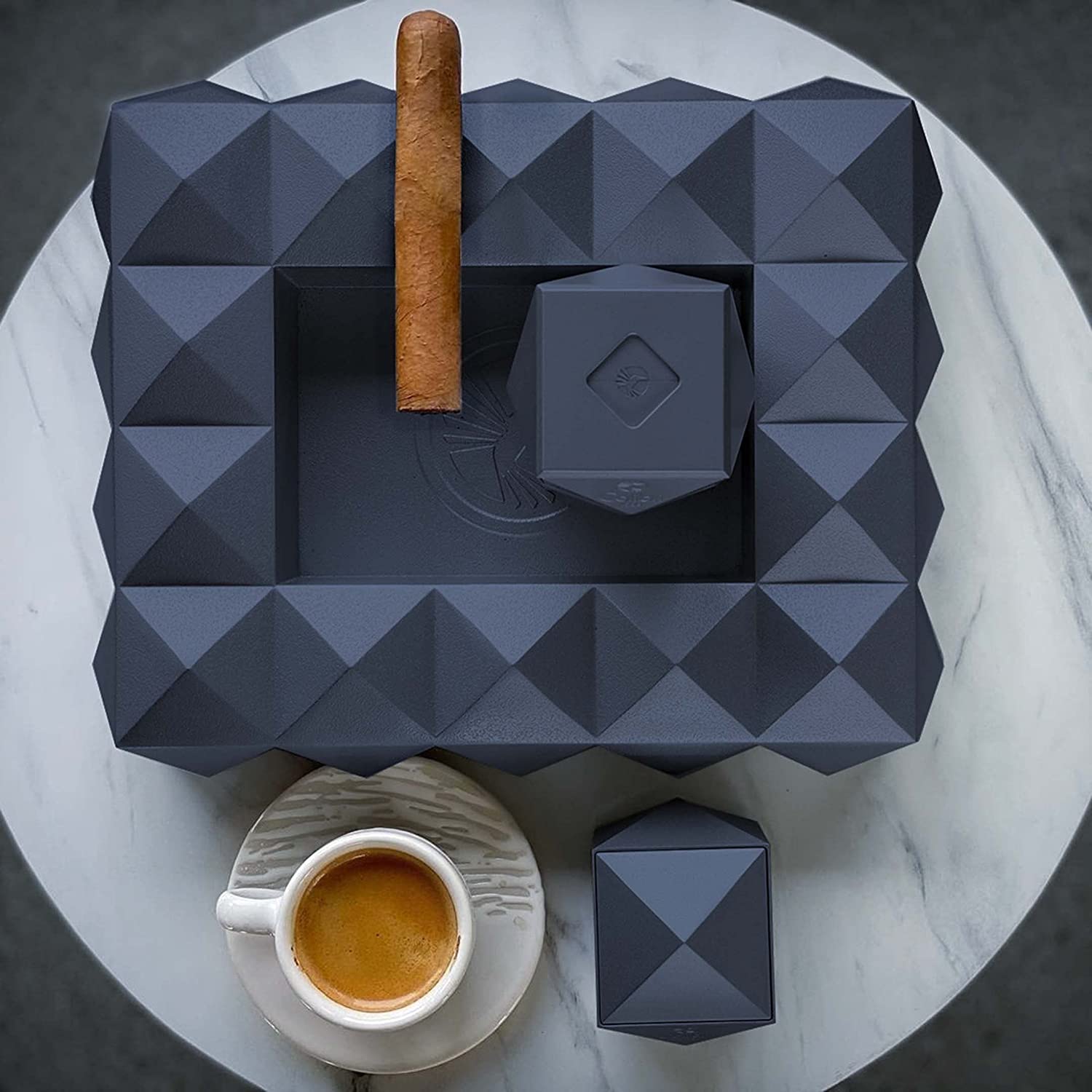 Premium Cigar Etiquette Tips for Proper Ashtray Use